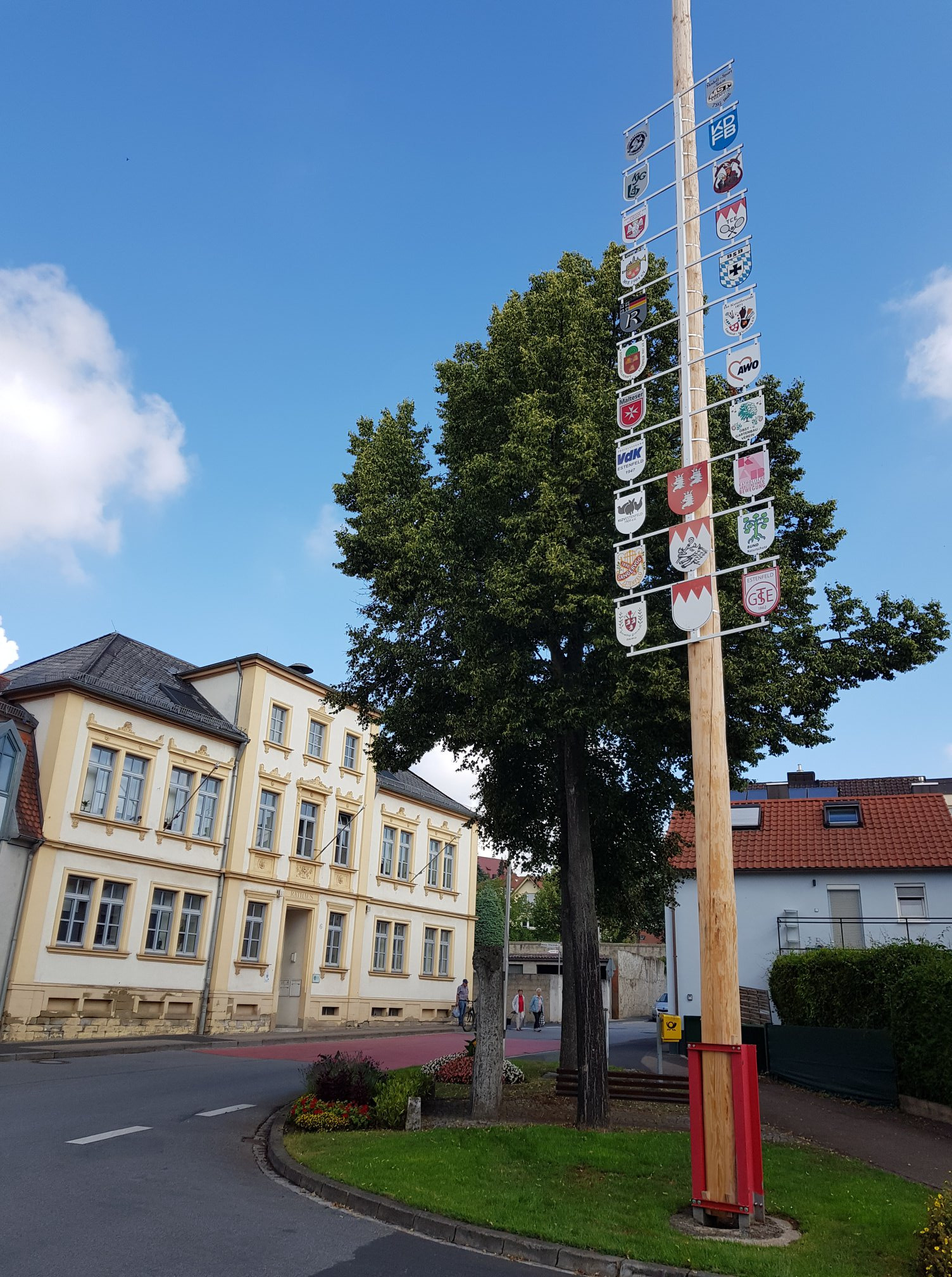 Öffentlicher Bücherschrank – Eins – Estenfeld in Schwung